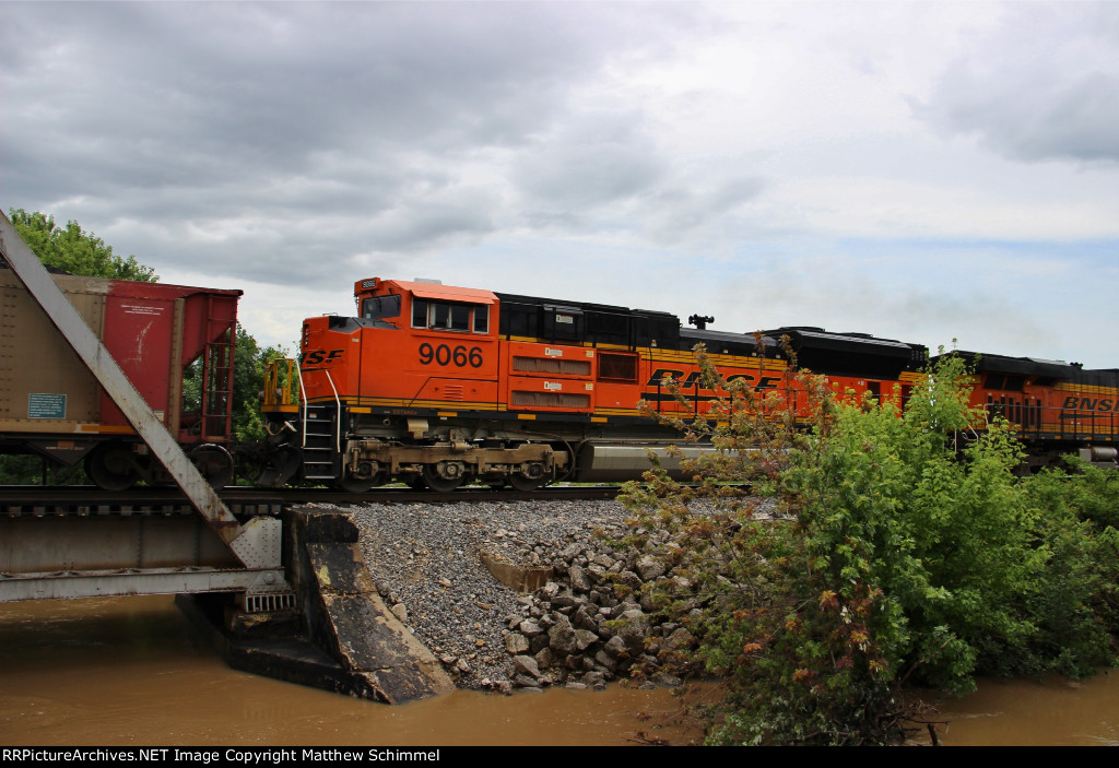 BNSF 9066